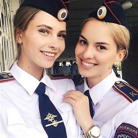 Подруги расслаблялись на пляже когда вдруг к ним подбежала собака и начала громко лаять одна