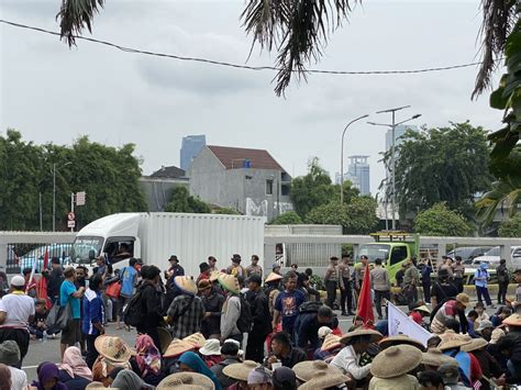 Ada Demo Di Dpr Kendaraan Dari Semanggi Arah Slipi Dialihkan Lintasi