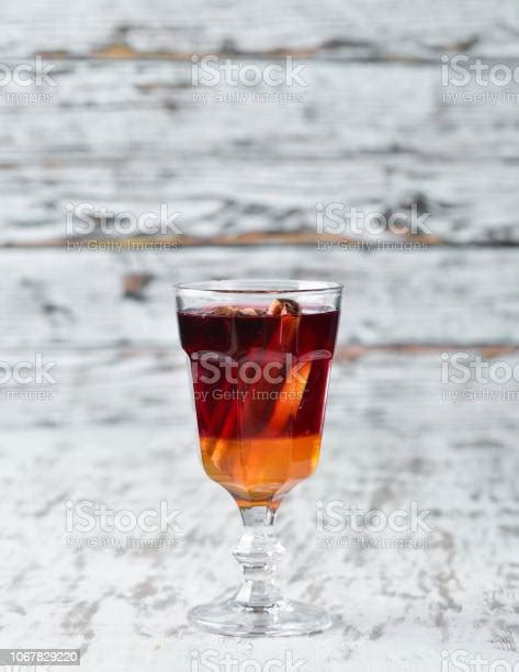 핫 레드 와인 꿀 계 피의 칵테일 에 나무 배경 최고의 볼 수 있습니다 무료 사본 공간입니다 0명에 대한 스톡 사진 및 기타 이미지 Istock