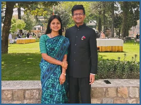 Upsc Topper Ias Aashima Goyal Success Story Big B Also Praised Beautiful Ias Officer In Kbc