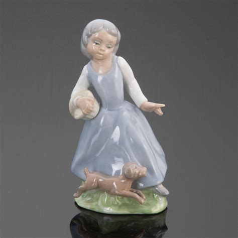 Винтажная фарфоровая статуэтка Девочка с корзинкой фарфор Tengra Испания 1970 2000 гг