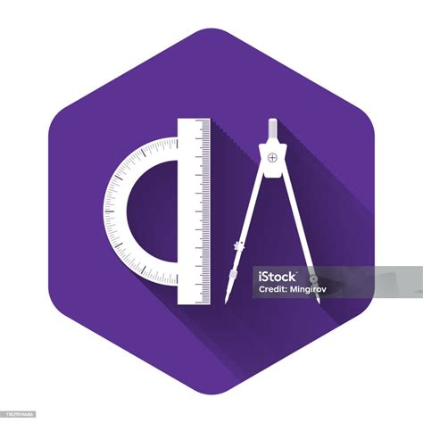 긴 그림자로 격리 된 흰색 각도기 및 그리기 나침반 아이콘입니다 전문 악기를 그리기 기하학적 장비 교육 표지판 보라색 육각 버튼