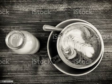 우유 한 병 옆에 있는 나무 테이블에 카푸치노 커피 한 잔을 그린 세피아 톤의 빈티지 스타일 이미지 0명에 대한 스톡 사진 및 기타 이미지 Istock