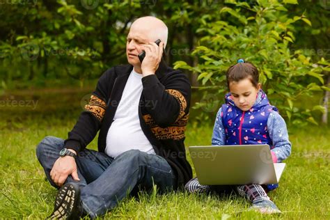 Sonrisa Atractivo Elegante Abuelo Utilizando Teléfono Inteligente