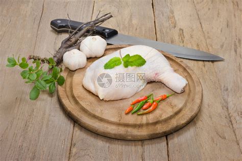 砧板上的生鸡腿高清图片下载 正版图片504064122 摄图网