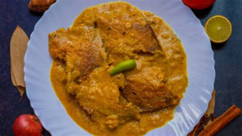 Pomfret Curry পেঁয়াজ রসুন দিয়ে এভাবে পমফ্রেট কারি বানিয়ে একবার খেলে বারবার খেতে চাইবেন