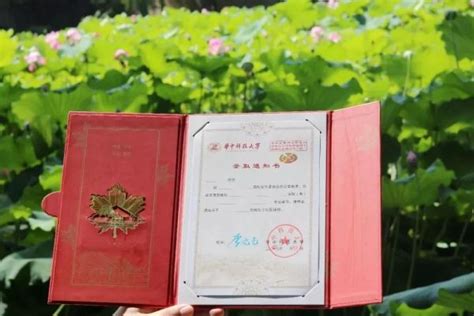 今年的高校录取通知书，华中科技大学豪气武汉大学清新，你pick哪个？武汉新闻中心长江网cjncn