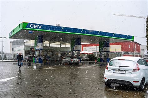 Omv 주유소 외관 눈이 오는 날에 주유하는 휘발유 펌프와 자동차 가솔린에 대한 스톡 사진 및 기타 이미지 가솔린 건물 외관 겨울 Istock