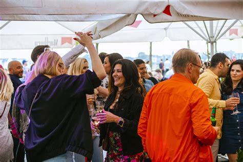 14 besten Afterwork Partys in Düsseldorf Feiern am Feierabend