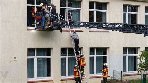 Großfeuer in Schule Kinder in Gefahr Zum Glück eine Übung