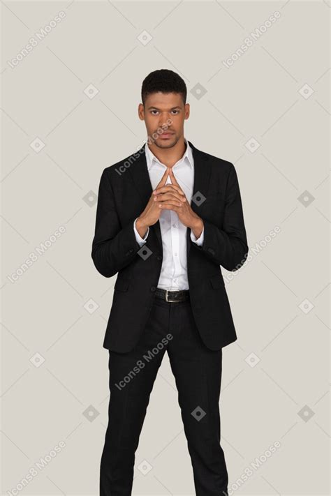 그의 손으로 서 검은 양복에 잠겨있는 젊은 남자가 접혀 사진