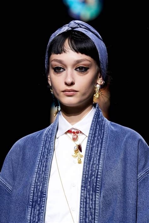 Модные ювелирные тенденции 2021 серьги цепочки и браслеты весна лето