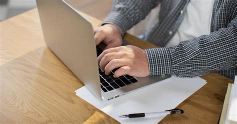 현대 노트북의 키보드에 타이핑하는 남성 손의 클로즈업 휴대용 컴퓨터와 문서를 가지고 직장에 앉아 있는 청년 사진 Unsplash의 컴퓨터 키보드 이미지