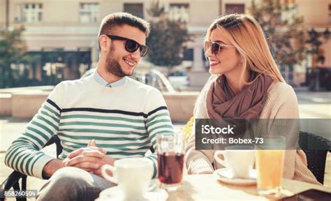 로맨틱 커플 마시는 커피와 주스 카페에 있는 날짜 데이트 사랑 관계 2명에 대한 스톡 사진 및 기타 이미지 2명 공유 개념 남자 Istock