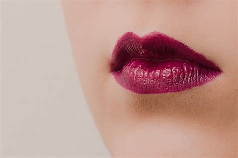 Ini 5 Tanda Wanita Pernah Ciuman Bibir