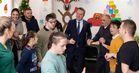 Герасимовски ги посети децата од Дневниот центар за Даунов синдром Skopjeinfo Mk