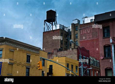 Wassertank Auf Dem Dach Fotos Und Bildmaterial In Hoher Auflösung Alamy