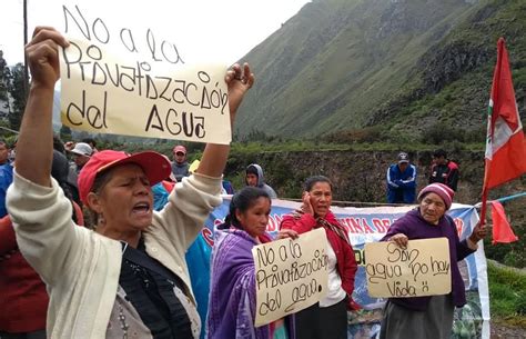 MACHU PICCHU MANIFESTANTES BLOQUEARON VÍAS DEL TREN Y NO DEJARON PASAR