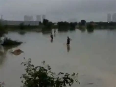 નહવ પડલ મતરન ડબત જઈ એક બળક બમ પડ પણ કઈએ ન સભળત