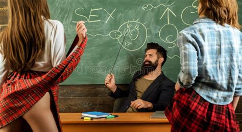 Educación Atractiva El Profesor Barbudo Del Sexology Mira a Dos Estudiantes Atractivos Educación