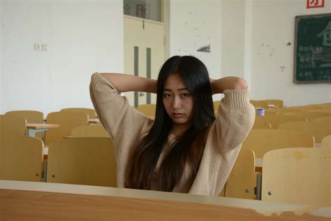 大三女生原味白袜大臭脚 校园 艺足语