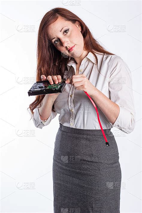 女技术员安装硬盘