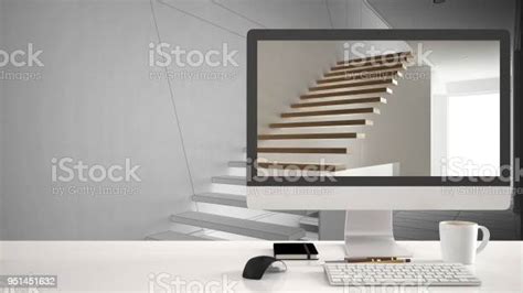 집 프로젝트 개념 흰색 작업 책상 보여주는 최소한의 나무 계단에 데스크톱 컴퓨터 백그라운드에서 Cad 스케치 인테리어 디자인 건축가 Draft Sports에 대한 스톡