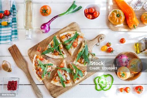 핫 치즈 토마토 나무 요리 테이블 성분에 누 볐 어 샐러드와 신선한 수 제 전통 이탈리아 피자 피자와 음식 개념에 대 한 배경
