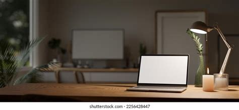 노트북 백색 화면이 비추고 촛불을 태우고 스톡 일러스트 2256428447 Shutterstock