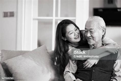 집에서 대화하는 아시아 노인 아버지와 성인 딸 딸에 대한 스톡 사진 및 기타 이미지 딸 아버지 노인 Istock