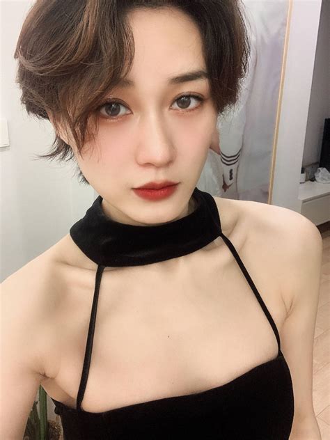 反差婊投稿 On Twitter 广东人妻，要找单男。要求下面15公分哦！小鸡吧的就不要打扰我了！ 母狗 粗口 Sm 反差婊