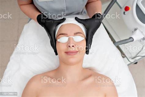 눈을 가렸을 때 아름다운 젊은 여성이 얼굴 피부 치료를 받고 있습니다 의료 장갑에 의사가 절차를 수행 할 것입니다 가리기에 대한 스톡 사진 및 기타 이미지 Istock