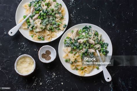 크림 치킨 녹색 완두콩 어두운 배경에 평면도 시금치 Farfalle 파스타 지중해 식 건강 한 식습관 나비 넥타이 파스타에 대한