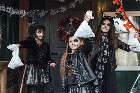 Chicas Asustadizas Hermanas Amigas Celebrando Halloween Jugando Treak