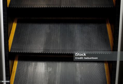 쇼핑몰에서 추상 에스컬레이터 계단을 이동 노란색 밴드 금속 라인 강 강철에 대한 스톡 사진 및 기타 이미지 강철 거리