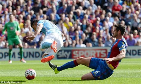 Manchester City Face Sergio Aguero Injury Scare After Crystal Palace