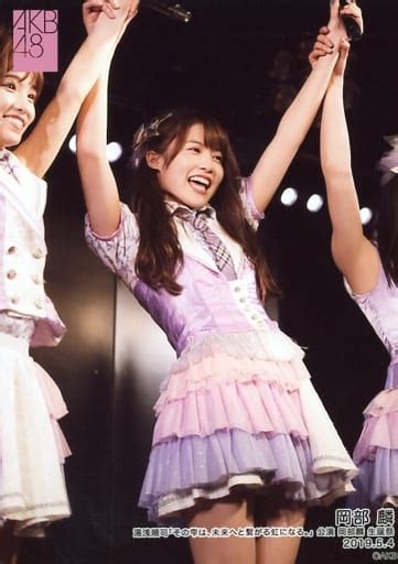 駿河屋 【買取】岡部麟 ライブフォト・膝上・衣装紫・白・両手上げ 湯浅順司「その雫は、未来へと繋がる虹になる。」公演 岡部麟 生誕祭