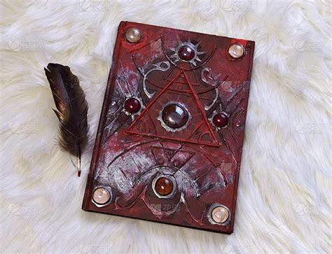 魔法书的童话故事和咒语与装饰的封面和羽毛。素材 花瓣网