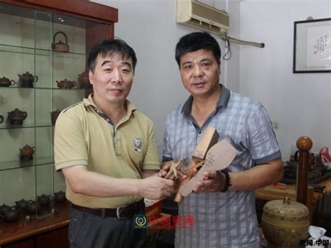 宜兴著名陶艺家李占平的制壶工具入藏绿宝石艺术陶瓷馆