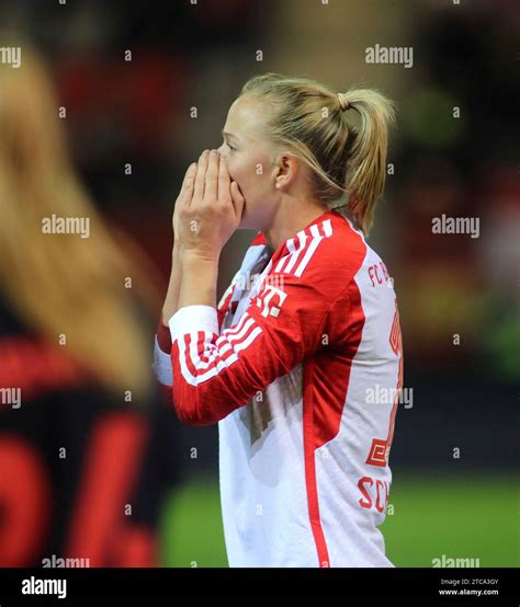 Schueller Fc Bayern Munchen Mit Den Handen Im Gesicht Hi Res Stock