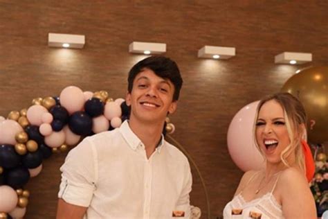 Tatá Estaniecki E Júlio Cocielo Organizam Chá Revelação Para Anunciar