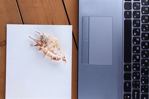 나무 배경에 노트북 오래 된 테이블 스마트폰 및 노트북 펜과 직장에서 안경에 작업 공간 미니 멀 스타일 디자이너에 대 한 장소