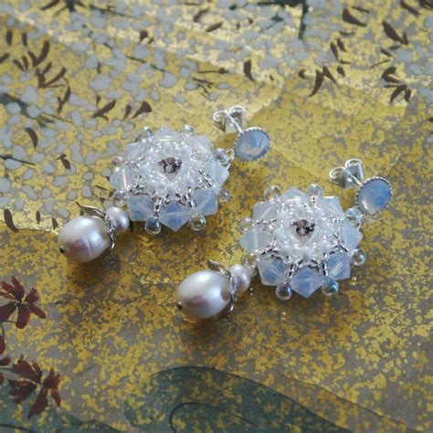 Brautschmuck Rocailles Ohrring mit Perlen in Blütenform in Weiß Silber