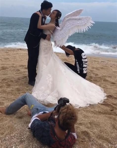 夫妻拍婚纱照，摄影师手脚并用也没改变新娘矮小的缺点，成片好丑新娘好丑夫妻新浪新闻