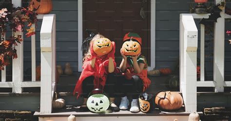 할로윈 의상을 입은 어린 아이들 사진 Unsplash의 집 이미지