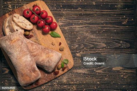 올리브와 토마토와 맛 있는 화이트 Ciabatta 조각의 나무에 상위 뷰 갈색에 대한 스톡 사진 및 기타 이미지 갈색