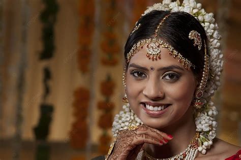 笑顔の伝統的なインドの女性の肖像画 ベクター 背景 無料ダウンロードのための画像 Pngtree