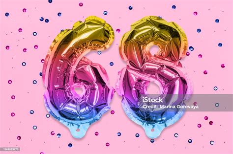 무지개 호일 풍선 번호 스팽글과 분홍색 배경에 숫자 68 생일 인사말 카드 개념에 대한 스톡 사진 및 기타 이미지 개념