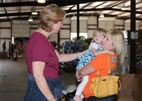First Lady Rhonda Keenum Speaks With Misty Hutcheson And Daughter Haley In Smithville