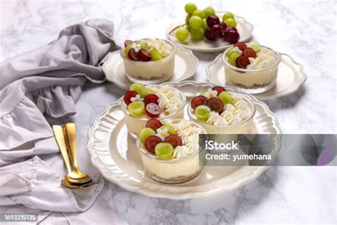 대리석 판에 포도와 휘핑 크림을 곁들인 맛있는 치즈 케이크 젤리에 대한 스톡 사진 및 기타 이미지 젤리 크림 유가공 식품